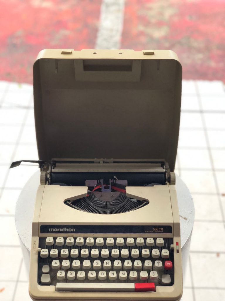 Sewa mesin taip / typewriter antik cream [rental] – Your DIY Project Rental