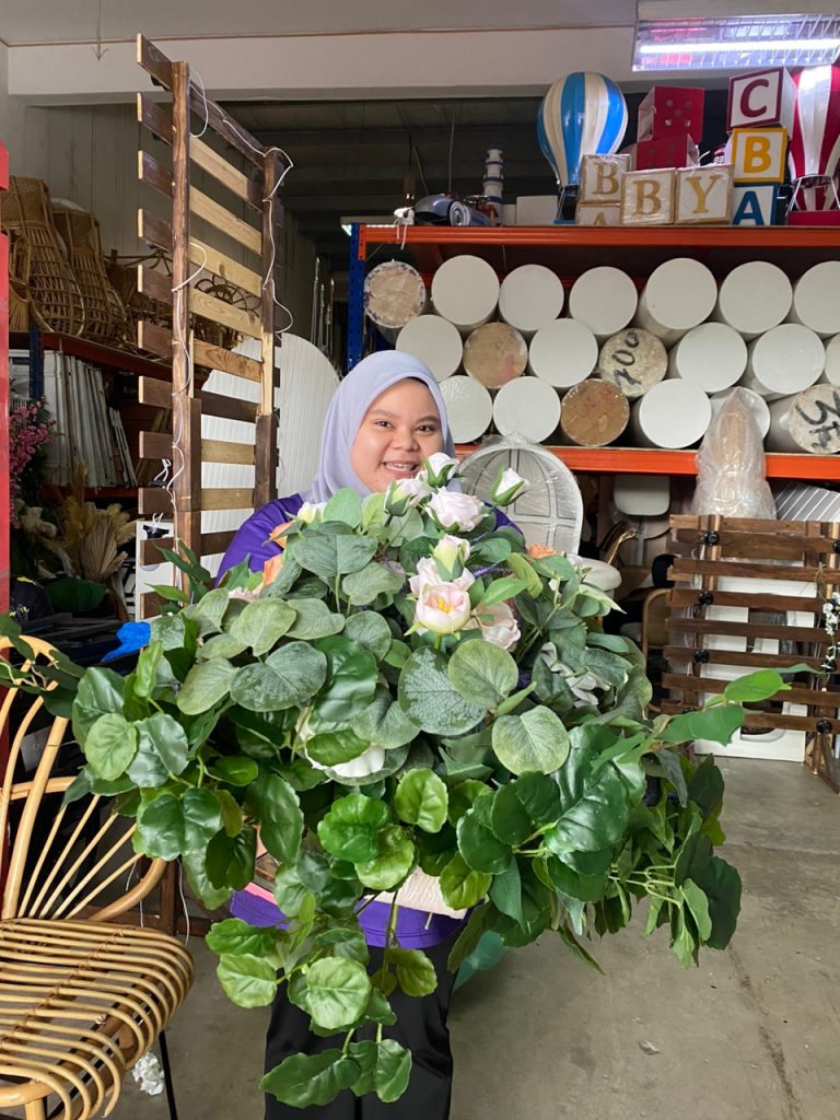 Half round flower and green leaf pastel [rental] – Your DIY Project Rental