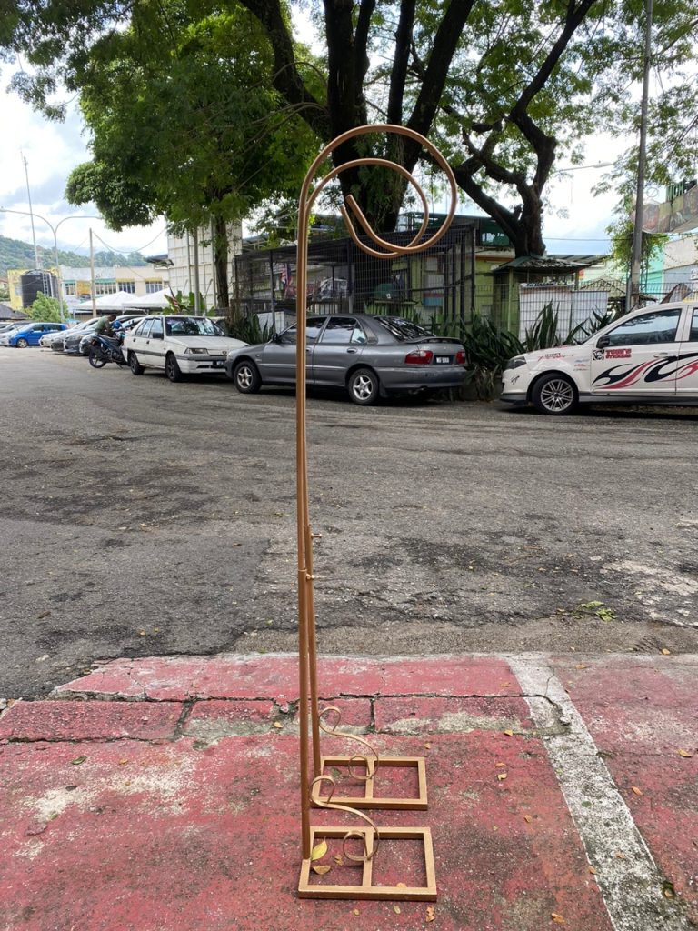 lantern holder stand / hanger -gold [rental] – Your DIY Project Rental